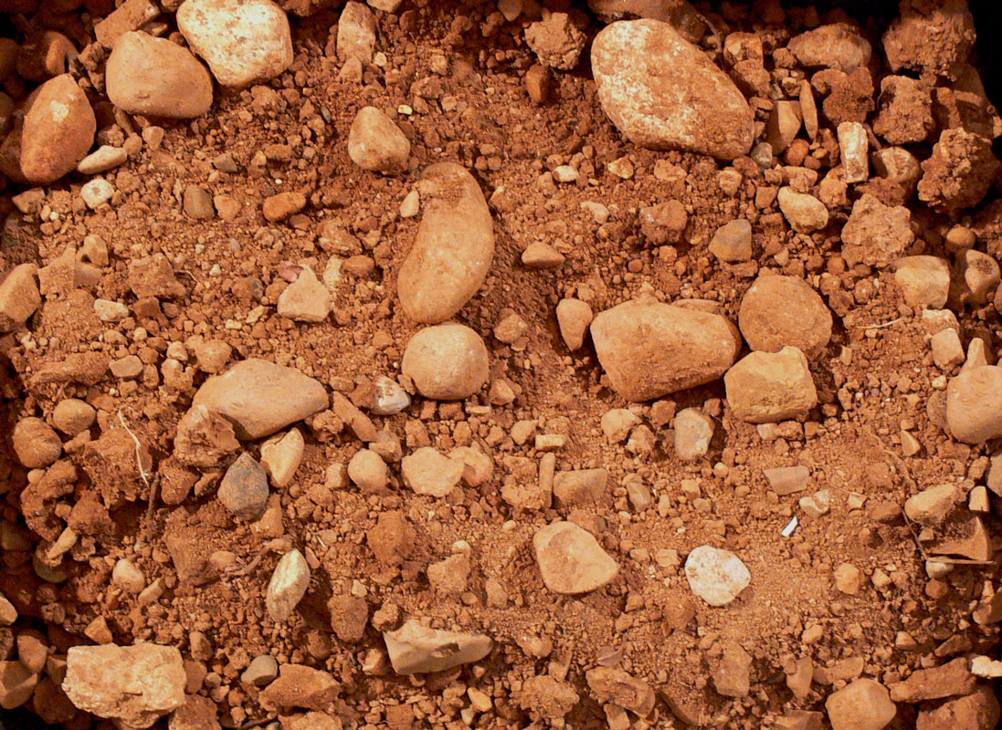 Pisé, terre humide compactée dans un coffrage - amàco