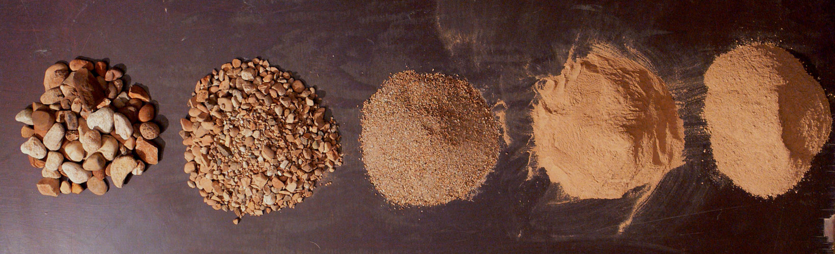 Pisé, terre humide compactée dans un coffrage - amàco