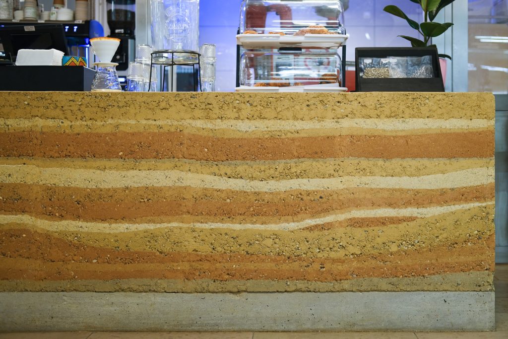 KASA COFFEE // Comptoir en pisé en gare de Paris Austerlitz - amàco