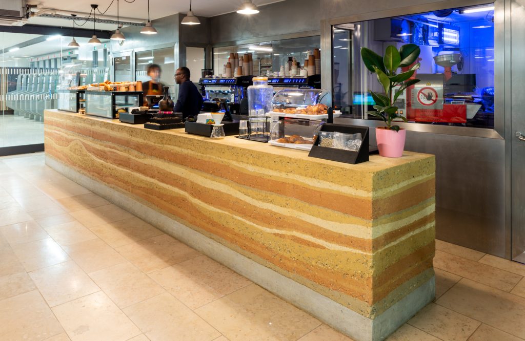 KASA COFFEE // Comptoir en pisé en gare de Paris Austerlitz - amàco