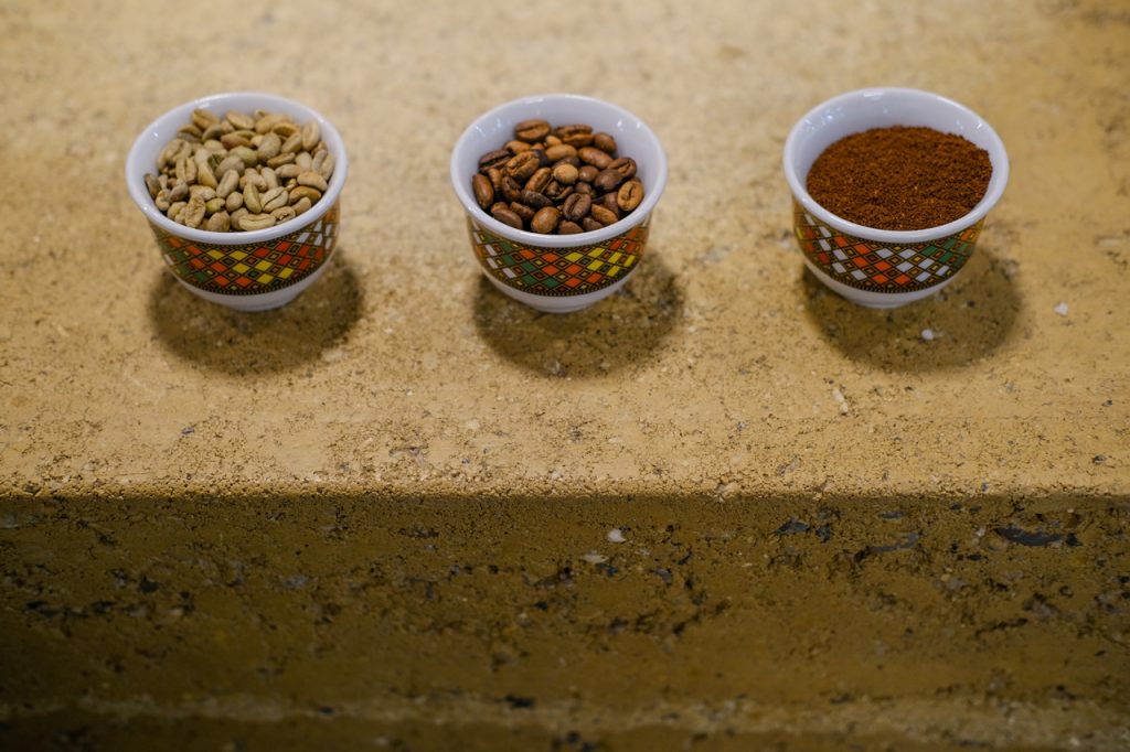 KASA COFFEE // Comptoir en pisé en gare de Paris Austerlitz - amàco