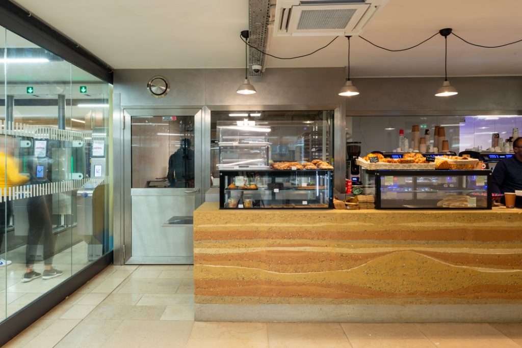 KASA COFFEE // Comptoir en pisé en gare de Paris Austerlitz - amàco